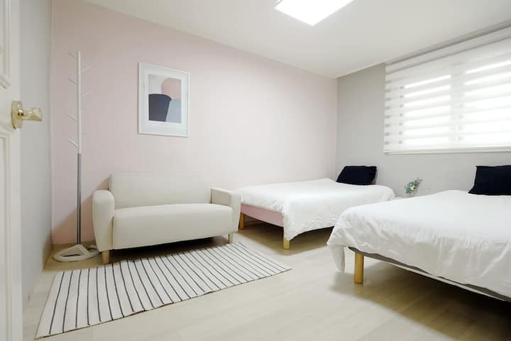 103#hongdae Exit3. 5min / Cozy And Main Street - Seoul