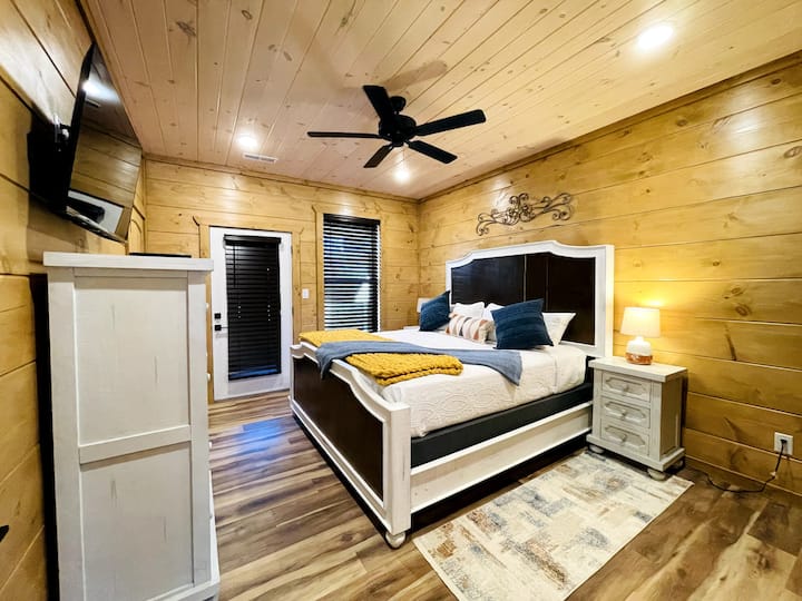 Luxury & Romantic, W/hot Tub, Arcade & King Bed - Pigeon Forge, TN