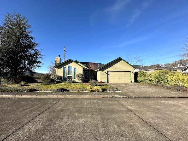 Happy Outdoor House - Corvallis, OR