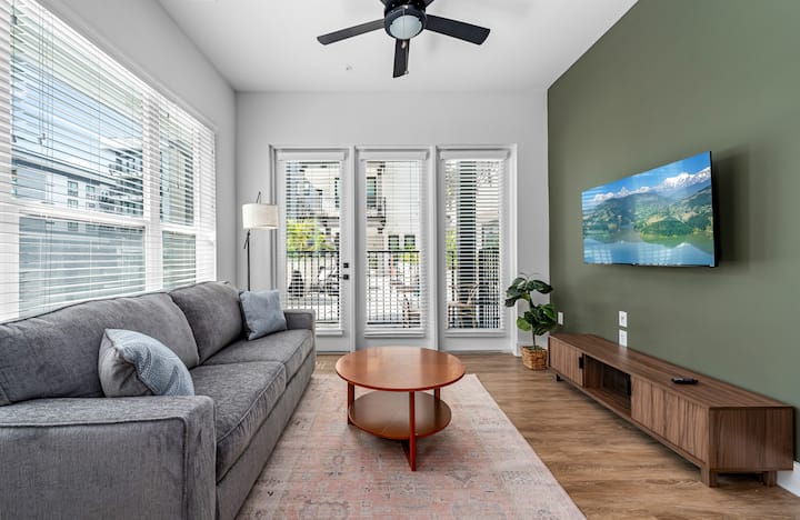 Cozy 2 Bd Apartment | Walk To Raymond James! - Tampa