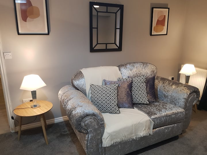 Lovely, Secure 2 Bedroom, Self-catering Flat - Coventry