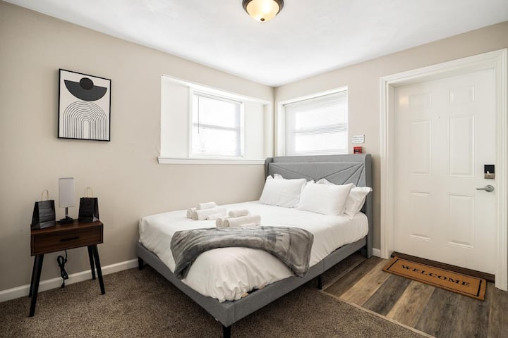 The Susan: A Cozy, Comfy 1bd Suite - Peoria, IL