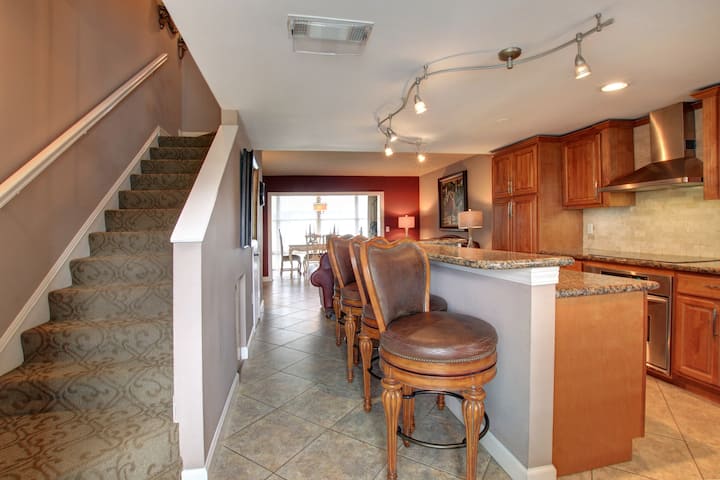 Newly Renovated And Designer Decor - Vero Beach, FL