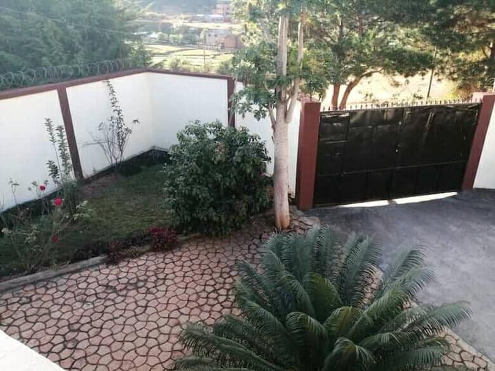 Villa à éTage Meublé   A Louer - Madagascar