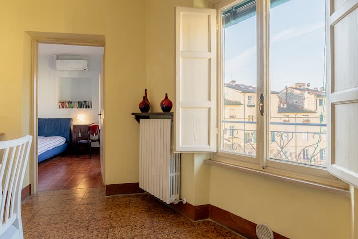 Le Tre Finestre Sull'anfiteatro Di Lucca - Lucca