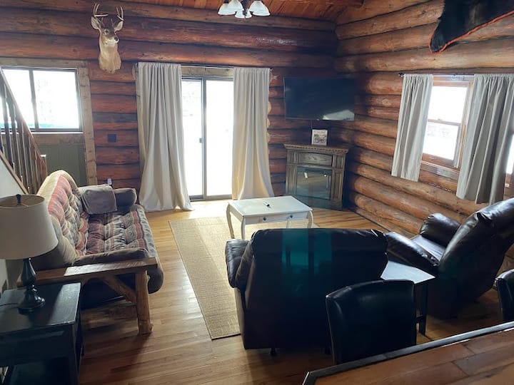 Warroad Log Cabin Heated Garage! - Lake of the Woods County