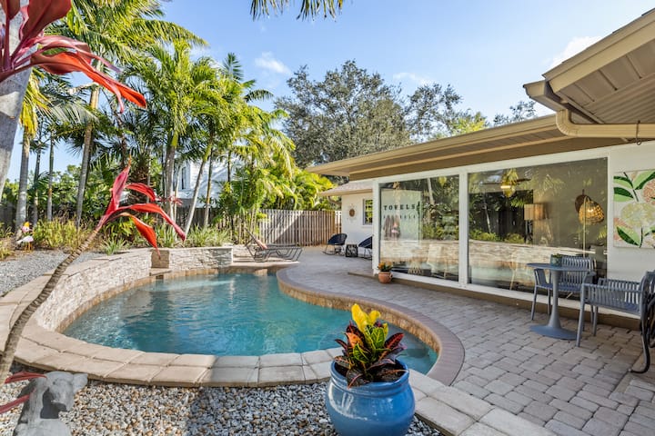 Palmy Private Backyard + Near Ami + Heated Pool - Bradenton Beach