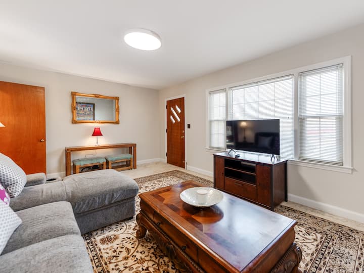 Country's Club Southern Comfort Retreat - Winston-Salem, NC