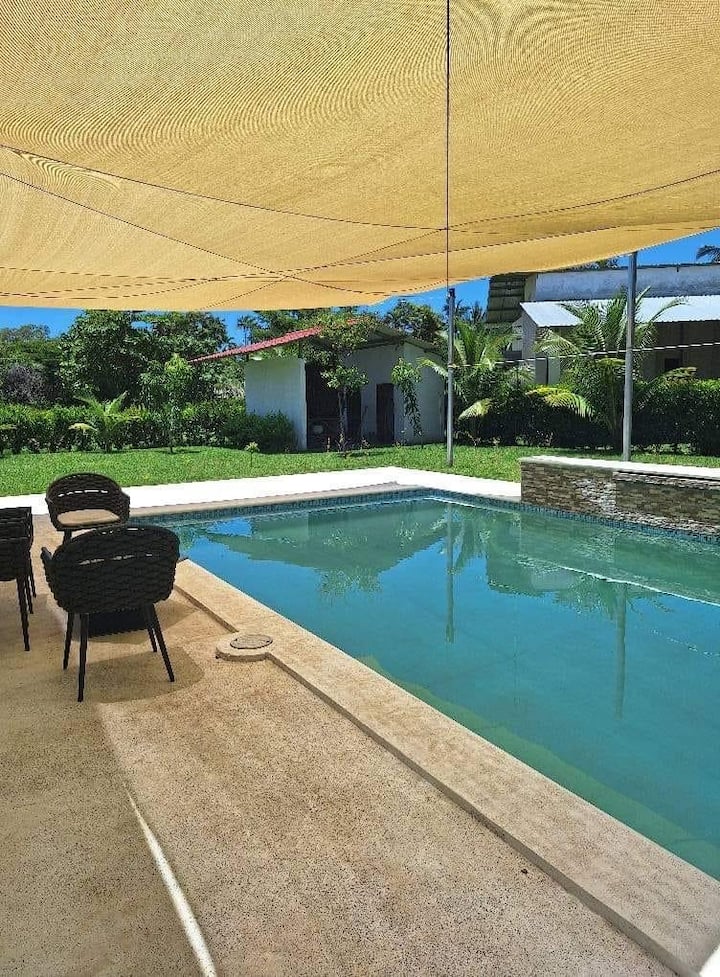 Casa De La Piscina En El Bosque - Los Cóbanos