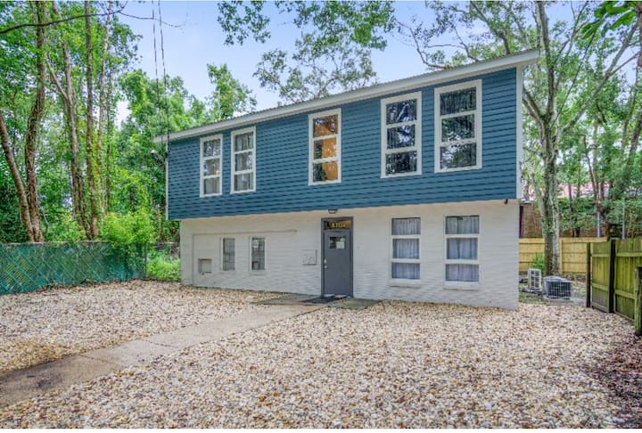 Grand 2bdrm/1ba Apt Near Downtown And Airport #2a - Mobile, AL