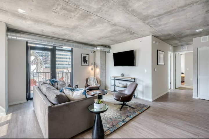 13th Floor Sky Suite| Downtown| Pool/gym/parking - Minneapolis, MN