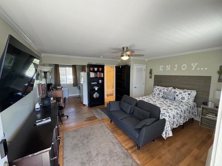 Cozy Condo Steps From The Beach & Near To Keesler - Biloxi, MS