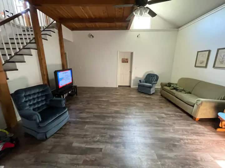 Gma's Cabin - Independence, MO