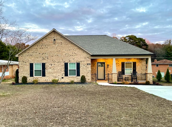 Modern Home Next To The Airport! With Gold Accents - Charlotte, NC