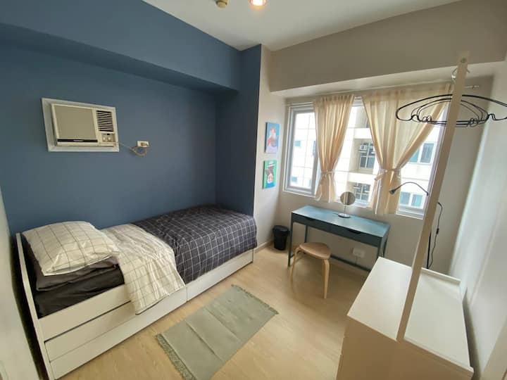 Hulla Homes 2br (Newly Renovated) W/ Parking - Pasay