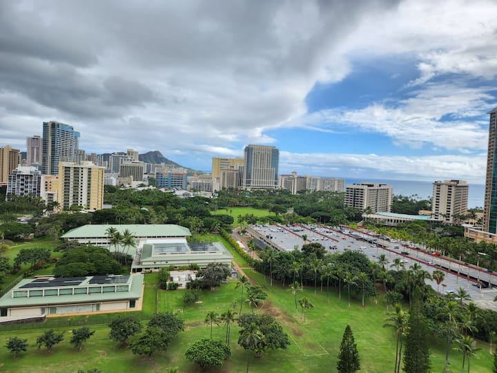 Island Style Comfy Convenient Ocean View High Rise - Honolulu