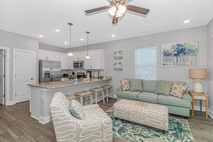 Coastal Oasis Walk To The Beach! - Myrtle Beach, SC