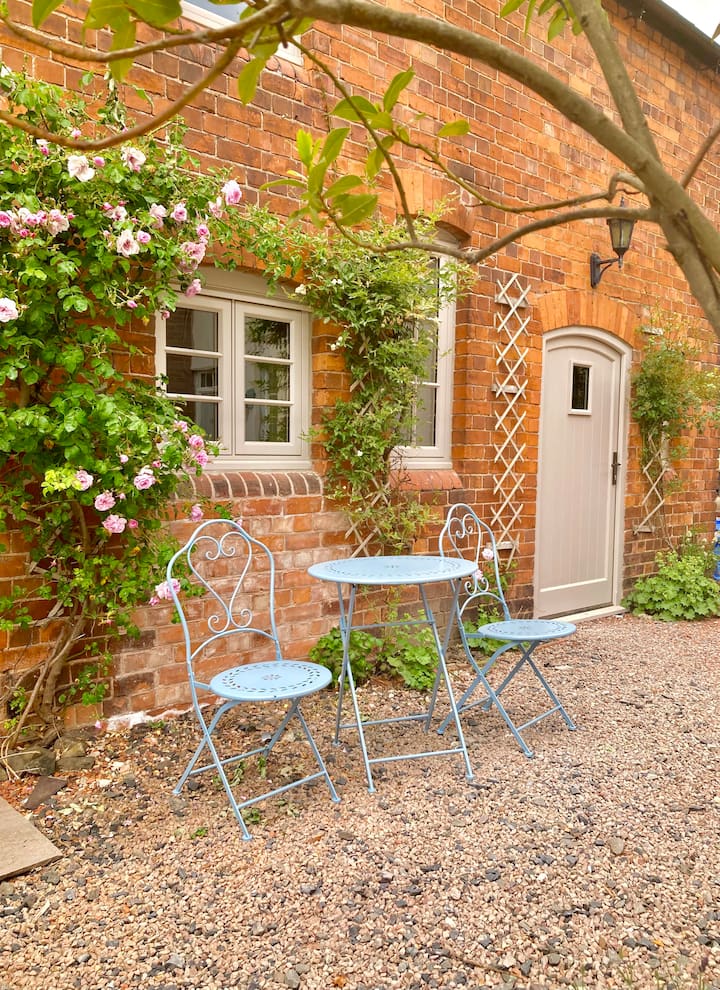 Country Coachhouse Retreat - Westbury, UK