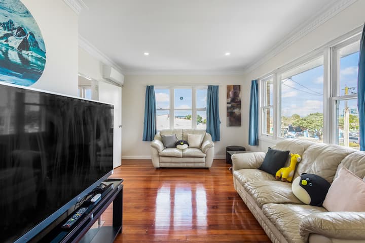 The Brickstone Home With Deck And Parking - Auckland