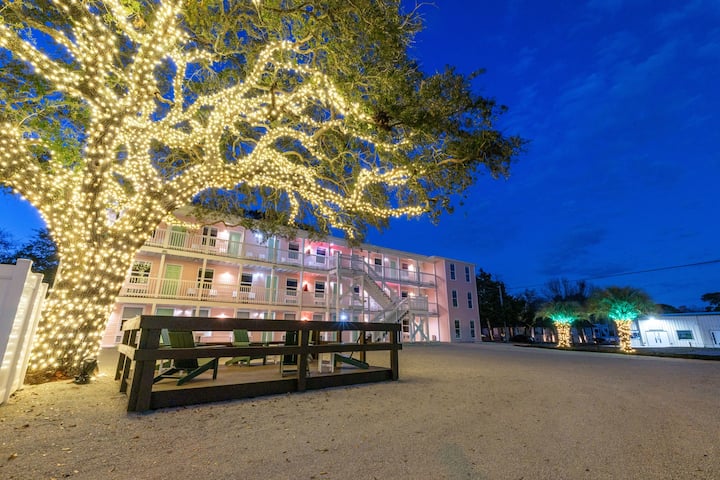Treehouse Lodge, Walk To Beach, Pet-friendly 305 - North Myrtle Beach, SC