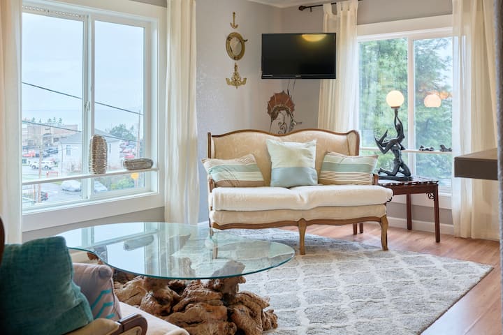 Great Views Of Columbia River - Astoria, OR