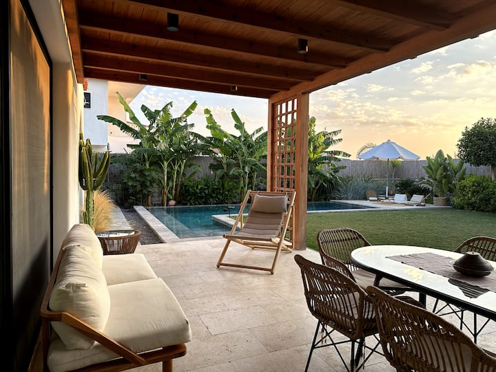 2br Boheme Villa With Private Pool And Garden - Çeşme