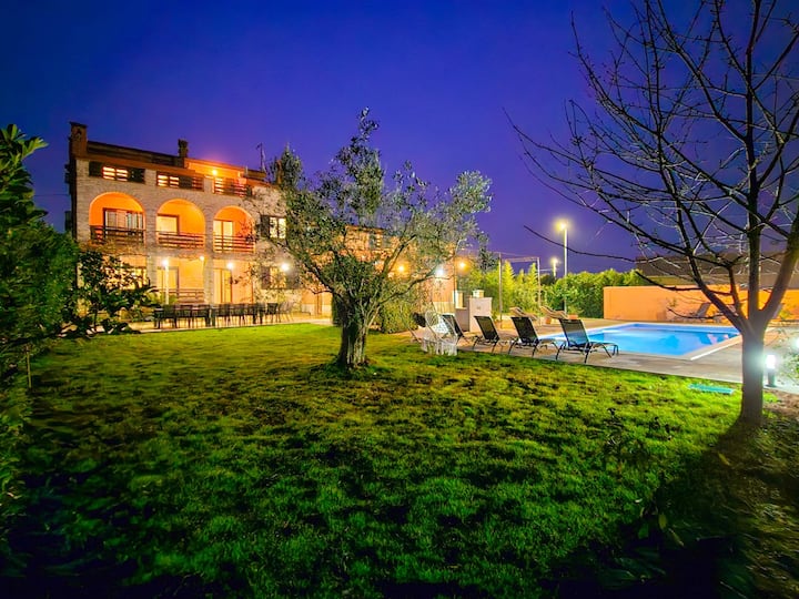 Very Spacious Villa With Pool 50m2, Sleeps 24 - Pula