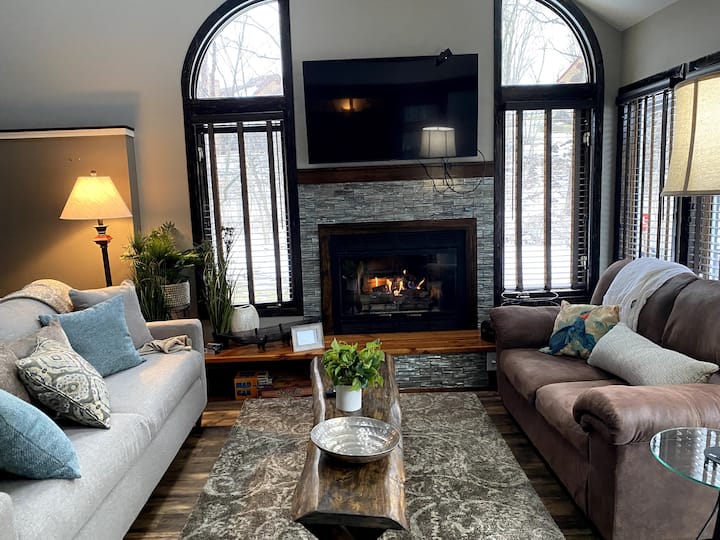 Comfy, End Unit, On Golf Course! - Galena, IL