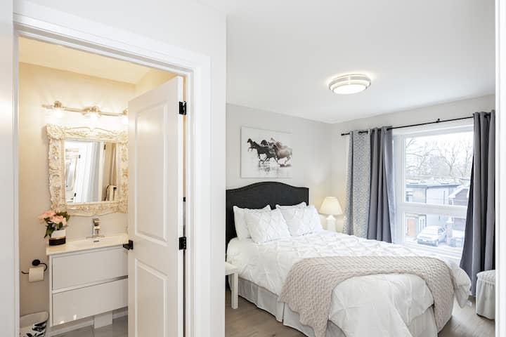 New & Spacious Central Toronto Home—wifi/parking - Toronto