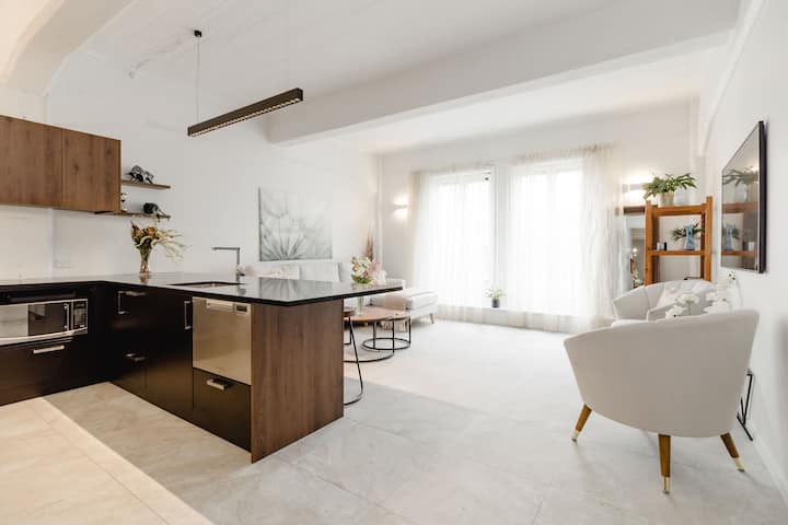 Bright & Spacious 1br Apt | Central City Stay - Northland