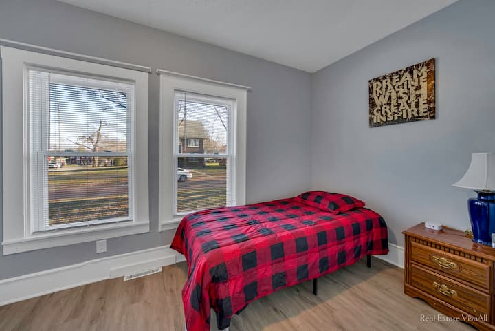 Cozy Little Home In Dekalb, Il Room #5 - DeKalb, IL