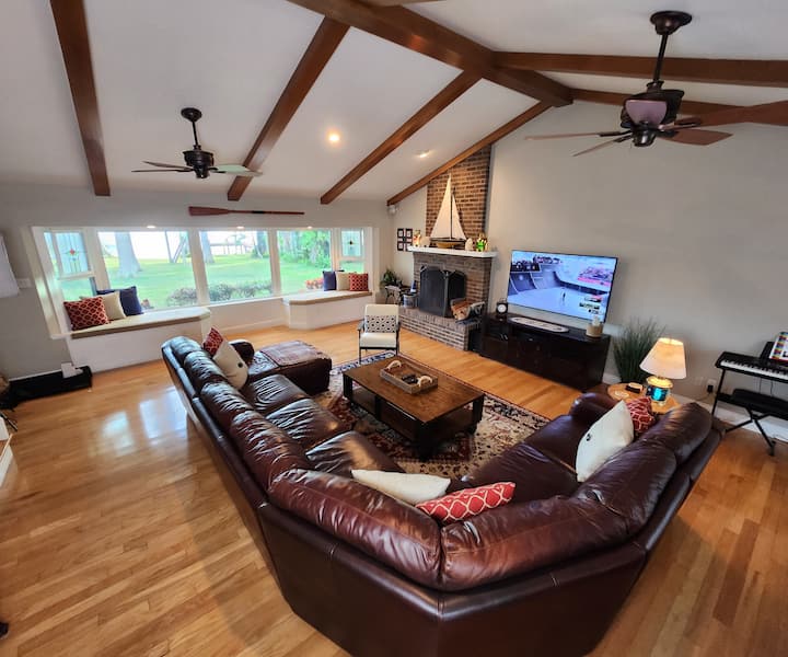 Beautiful 4 Bedroom Tampa Lake House - Odessa, FL