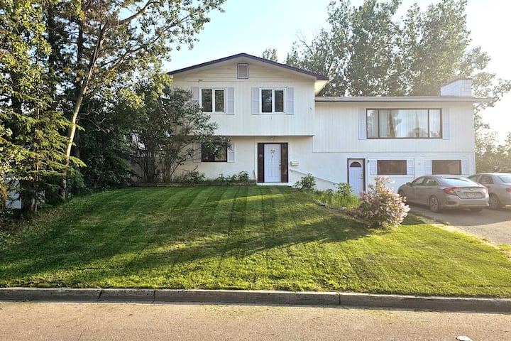 Spacious Home Mins To Downtown & Adventure Awaits! - Whitehorse