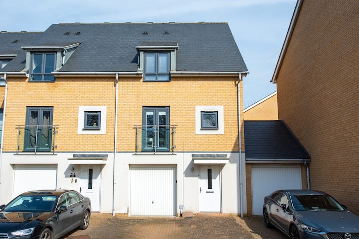 3bed Town House- Superking Beds-fast Wi-fi-parking - Colchester