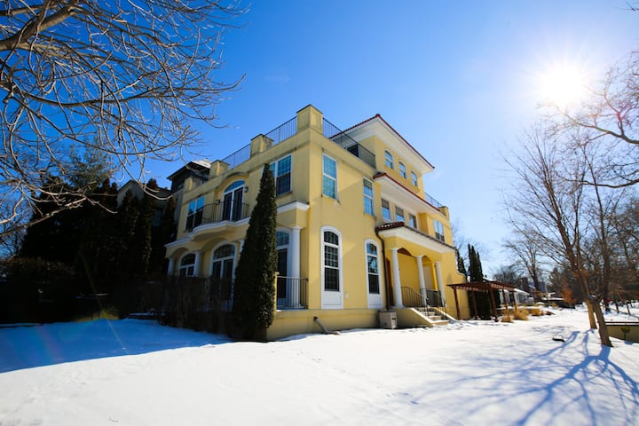 Cozy Private Lakefront Retreat - Edina