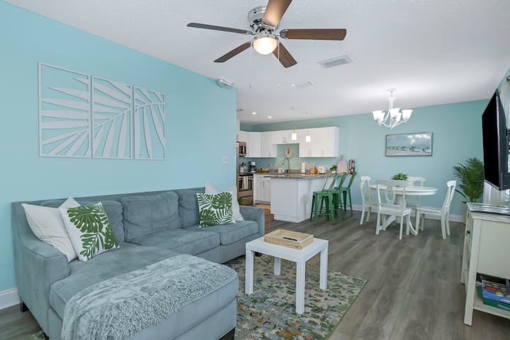 Tranquil Tide|steps To Beach, Local Charm, Balcony - Indian Rocks Beach, FL