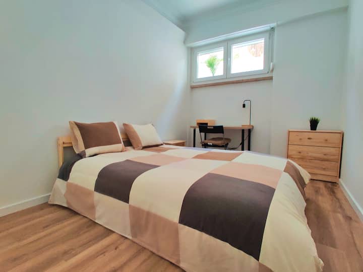 Contemporary Double Bedroom In Estrela - Lisboa