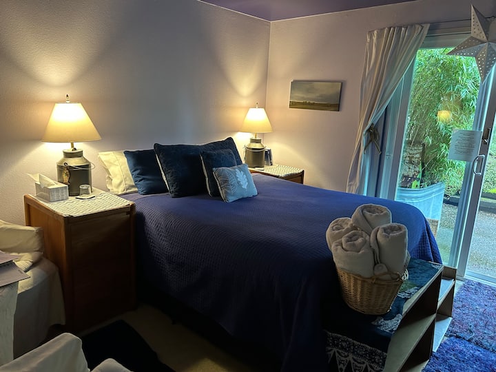 Private Entrance, Self Check-in, Off Private Patio - Seattle, WA