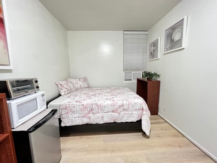 Unit Q. Beautiful Large End Unit. Free Parking. - Irvine, CA