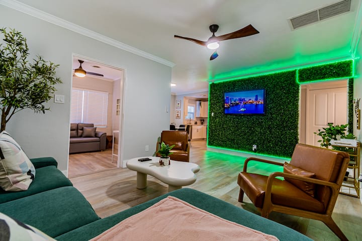 Cozy Downtown Living Sleeps 8 W/ Free Parking - Winter Park, FL
