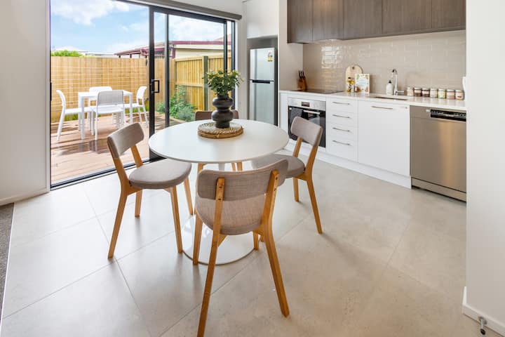 2BR-Reihenhaus: Gemütlich, in der Nähe der Stadt, Parkplatz - Häuser ...