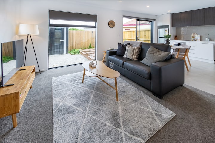 2br Townhouse: Cosy, Close To City, Car Park - Christchurch