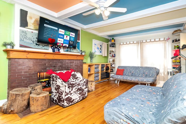 Famous Dly Guest Home, Gated Parking & Great Vibes - Hamtramck, MI