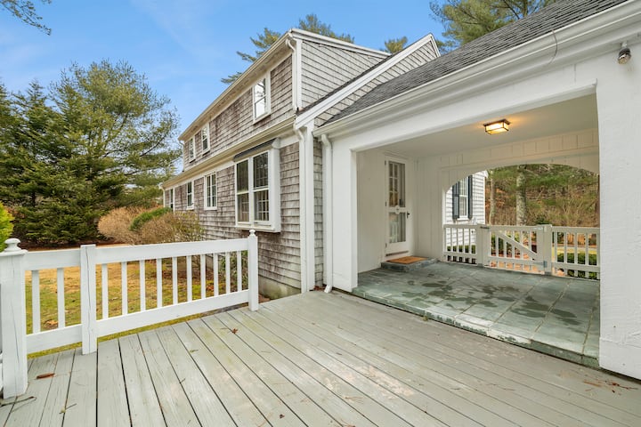 Pet Friendly Cotuit Charmer- 5min Drive From Beach - Sandwich, MA