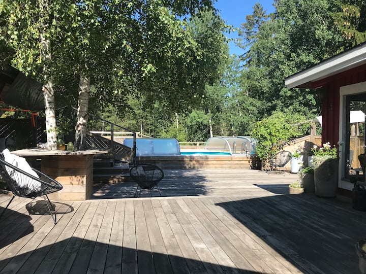 Rymligt Familjehus Med Utepool. - Sweden
