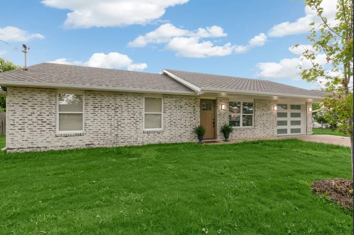 Osage Oasis: Pool, Hot Tub, Near Downtown & Trails - Rogers, AR