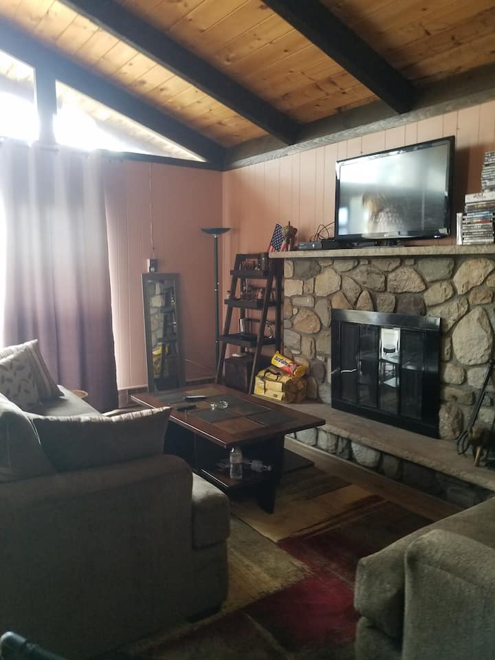 A Cozy Cabin Retreat - Tobyhanna, PA