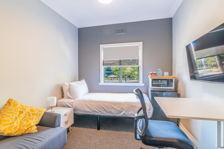 Arran Single With Lounge / Shared Bathroom / No Ac - Spring Hill