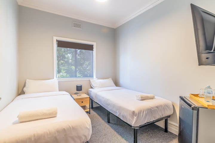 Arran Twin Room / Shared Bathroom / No Ac - Spring Hill