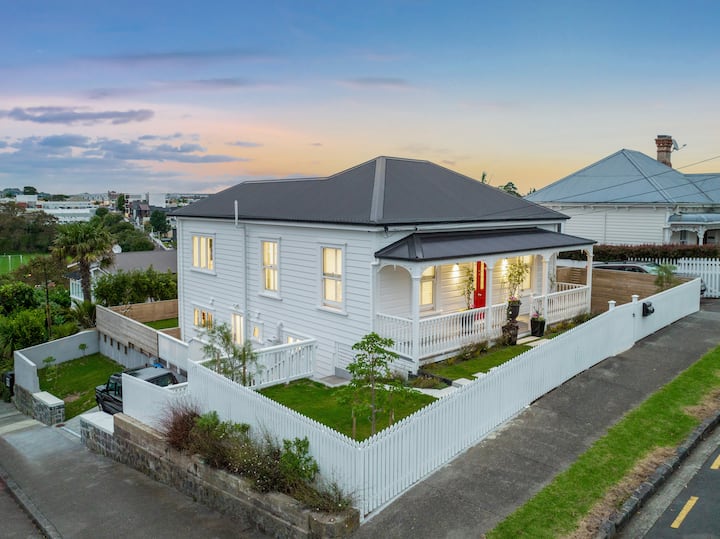 Superlux Central House - 5 Beds 3 Bths. - Auckland